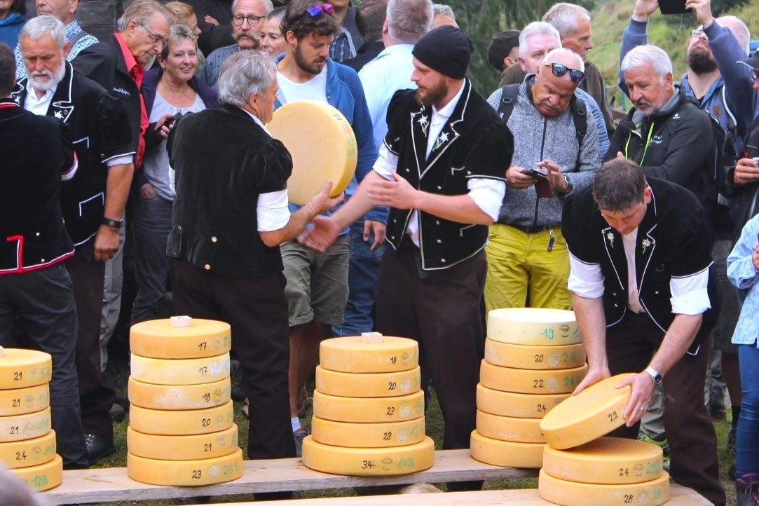 Schweizer Trachten - Lebendige Traditionen und Spiegel der Geschichte ...